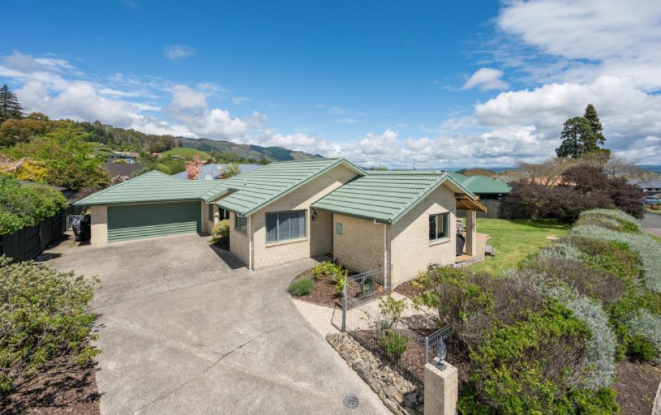 17 Kingsford Drive, Stoke — Summit Real Estate